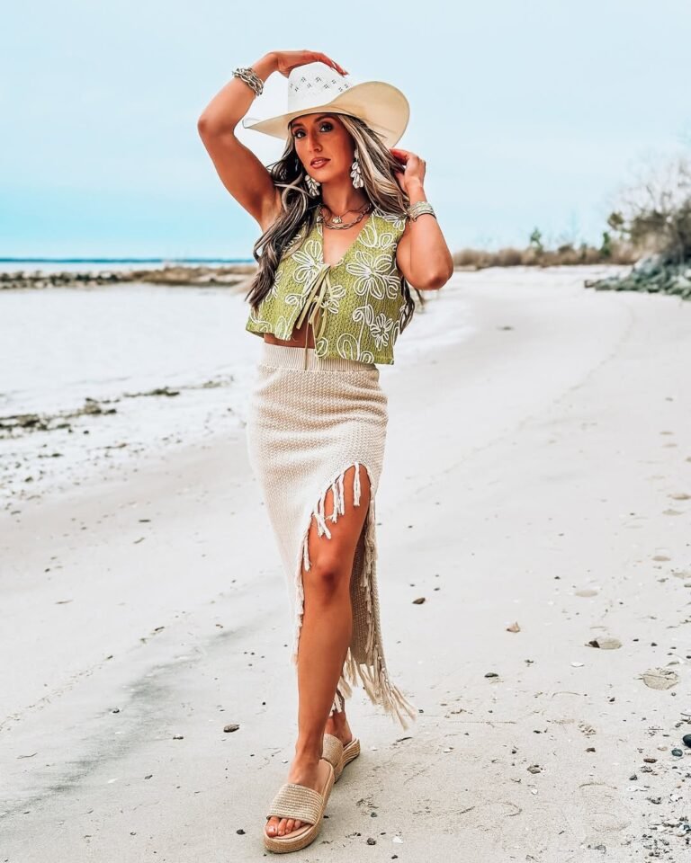 30 Stylish Beach Outfits That Never Go Out of Style - Style Decent