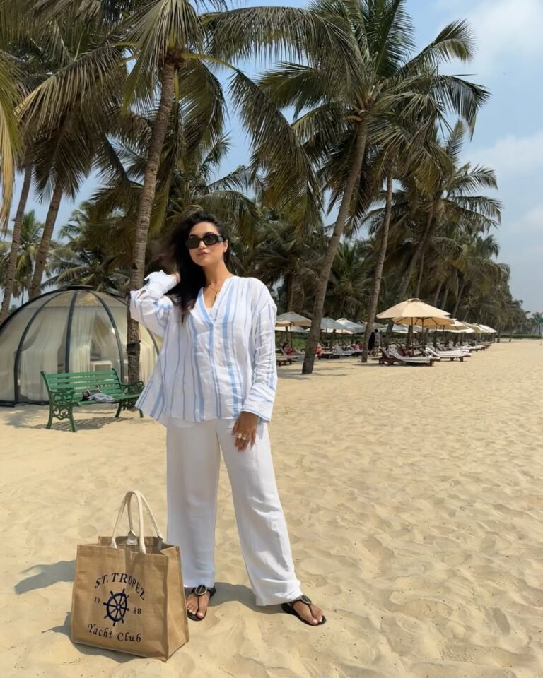 30 Stylish Beach Outfits That Never Go Out of Style - Style Decent