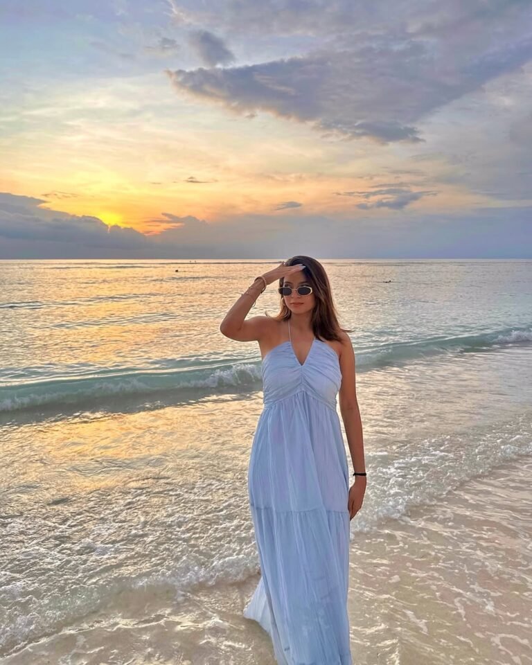 30 Stylish Beach Outfits That Never Go Out of Style - Style Decent
