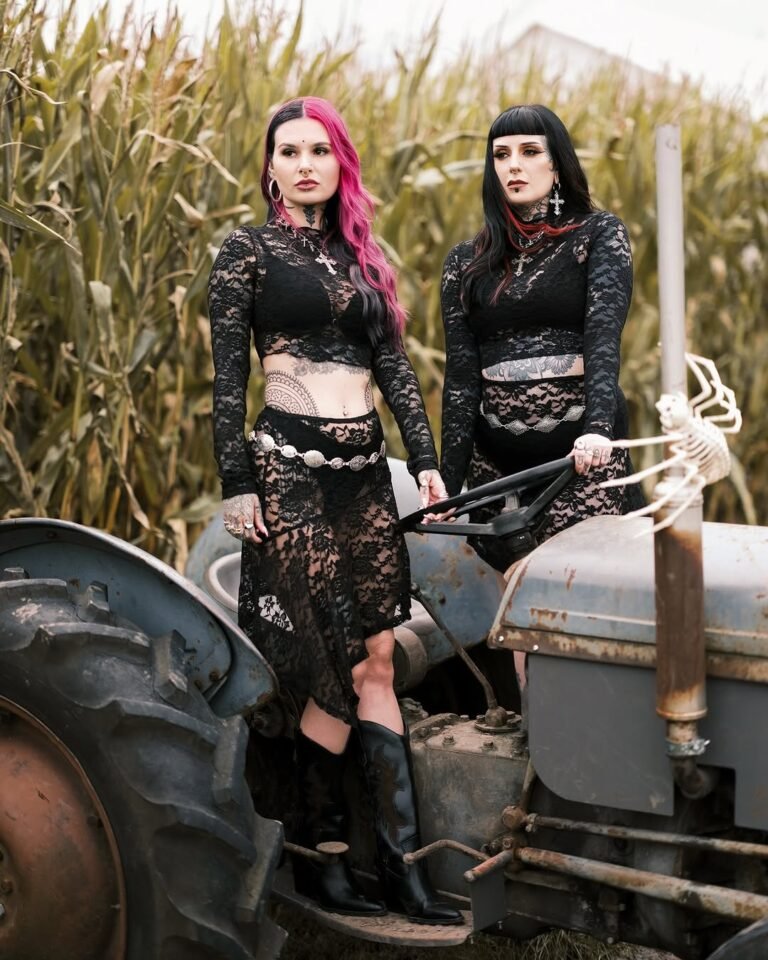 15 Edgy Grunge Outfit Ideas That Will Awaken Your Inner Rockstar ...